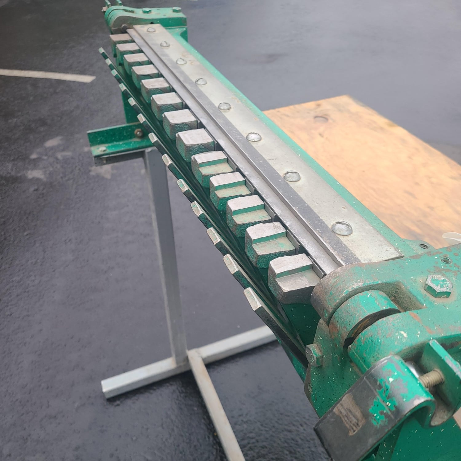 U14627C Used Tennsmith 24" cleat bender on stand - Benoit Sheet Metal ...